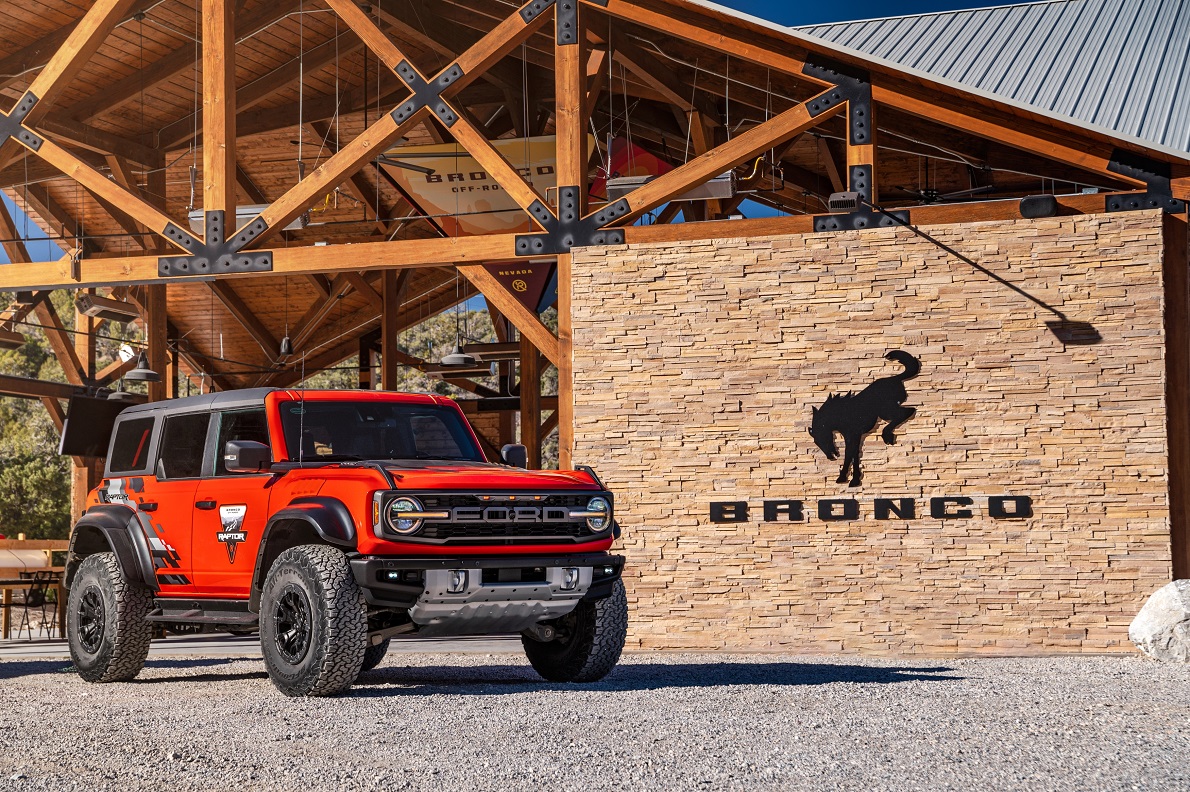 ¿ Como es la escuela del Bronco Raptor donde enseñan profesionalmente ...